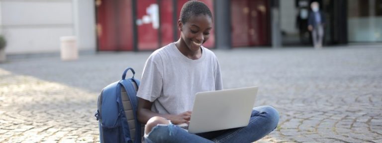Aula assíncrona: como conectar diversos tempos e espaços? 🤔